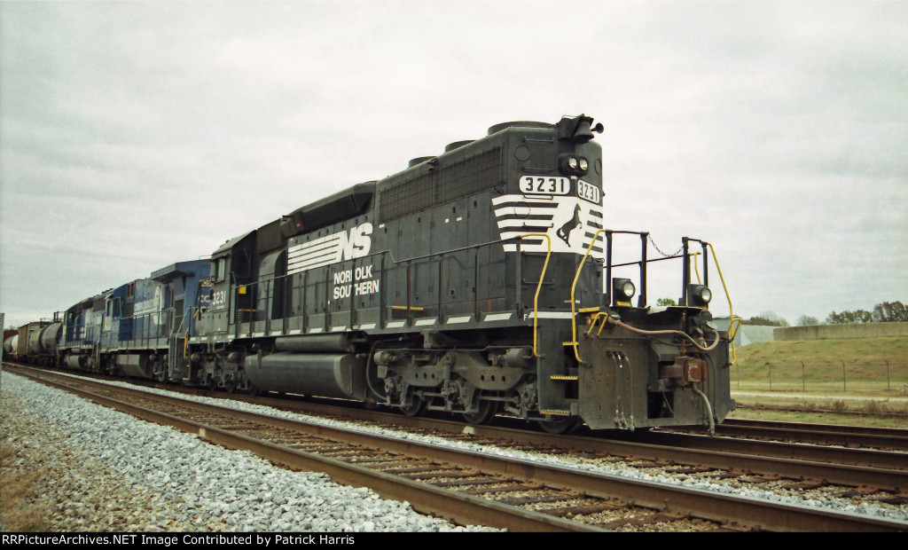 NS 3231 X-SOU SD40-2 idling on the NS in Meridian Ms 03-24-2002